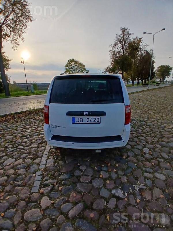 White Dodge Grand Caravan 2008 in Daugavpils, with an engine capacity of 3.30 L and mileage of 268 thousand km for 1000 €, photo 4 on AUTOMOTO.COM.LV