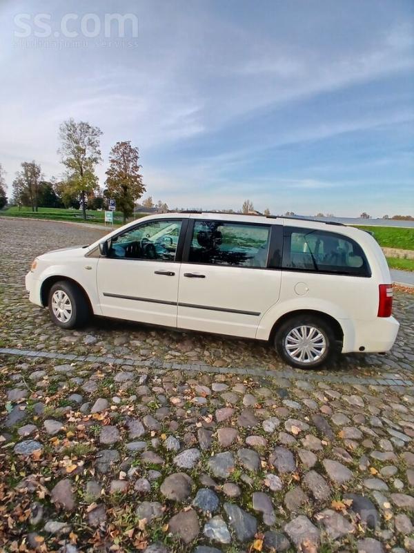 White Dodge Grand Caravan 2008 in Daugavpils, with an engine capacity of 3.30 L and mileage of 268 thousand km for 1000 €, photo 5 on AUTOMOTO.COM.LV