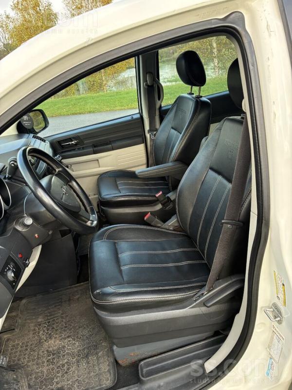 White Dodge Grand Caravan 2008 in Kuldiga, with an engine capacity of 3.30 L and mileage of 167 thousand km for 1800 €, photo 10 on AUTOMOTO.COM.LV