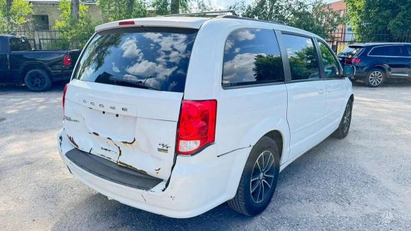 Balts Dodge Grand Caravan 2016 Ukmergė, ar dzinēja tilpumu 3.60 L un nobraukumu 218 tūkst. km par 4990 €, foto 8 vietnē AUTOMOTO.COM.LV