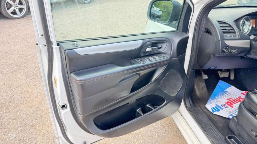 Balts Dodge Grand Caravan 2016 Ukmergė, ar dzinēja tilpumu 3.60 L un nobraukumu 218 tūkst. km par 4990 €, foto 12 vietnē AUTOMOTO.COM.LV
