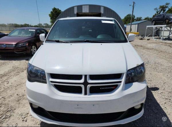 White Dodge Grand Caravan 2017 in Siauliai, with an engine capacity of 3.60 L and mileage of 203 thousand km for 4770 €, photo 5 on AUTOMOTO.COM.LV