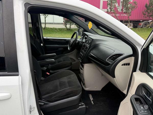 White Dodge Grand Caravan 2017 in Klaipeda, with an engine capacity of 3.60 L and mileage of 121 thousand km for 5700 €, photo 8 on AUTOMOTO.COM.LV