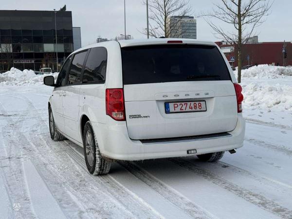 Balts Dodge Grand Caravan 2017 Klaipėda, ar dzinēja tilpumu 3.60 L un nobraukumu 121 tūkst. km par 7500 €, foto 2 vietnē AUTOMOTO.COM.LV
