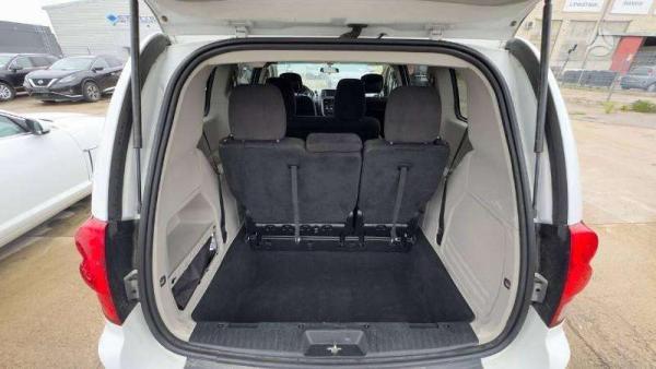 White Dodge Grand Caravan 2017 in Siauliai, with an engine capacity of 3.60 L and mileage of 315 thousand km for 5999 €, photo 5 on AUTOMOTO.COM.LV