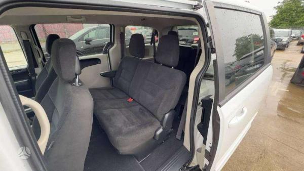 White Dodge Grand Caravan 2017 in Siauliai, with an engine capacity of 3.60 L and mileage of 315 thousand km for 5999 €, photo 6 on AUTOMOTO.COM.LV