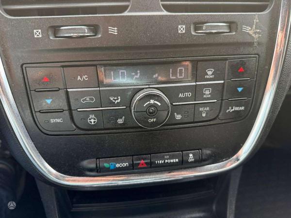 Dodge Grand Caravan 2017 in Siauliai on AUTOMOTO.COM.LV White Dodge Grand Caravan 2017 in Siauliai, with an engine capacity of 3.60 L and mileage of 242 thousand km for 9100 €, photo 7 on AUTOMOTO.COM.LV
