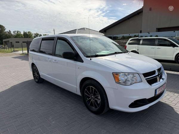 White Dodge Grand Caravan 2018 in Siauliai, with an engine capacity of 3.60 L and mileage of 173 thousand km for 7350 €, photo 2 on AUTOMOTO.COM.LV