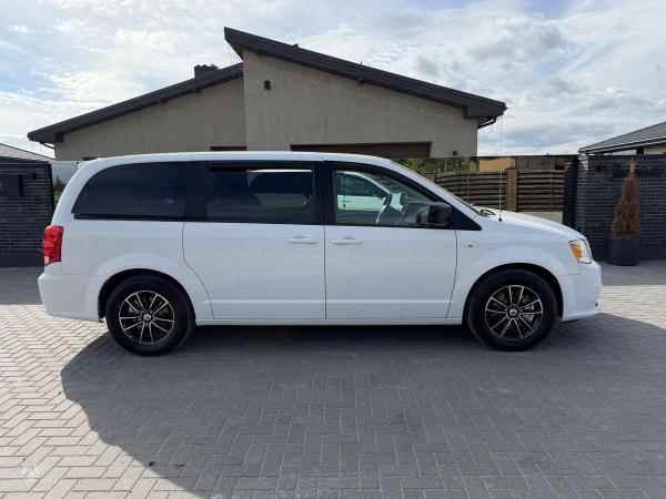 White Dodge Grand Caravan 2018 in Siauliai, with an engine capacity of 3.60 L and mileage of 173 thousand km for 7350 €, photo 4 on AUTOMOTO.COM.LV