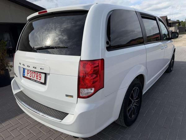 White Dodge Grand Caravan 2018 in Siauliai, with an engine capacity of 3.60 L and mileage of 173 thousand km for 7350 €, photo 5 on AUTOMOTO.COM.LV