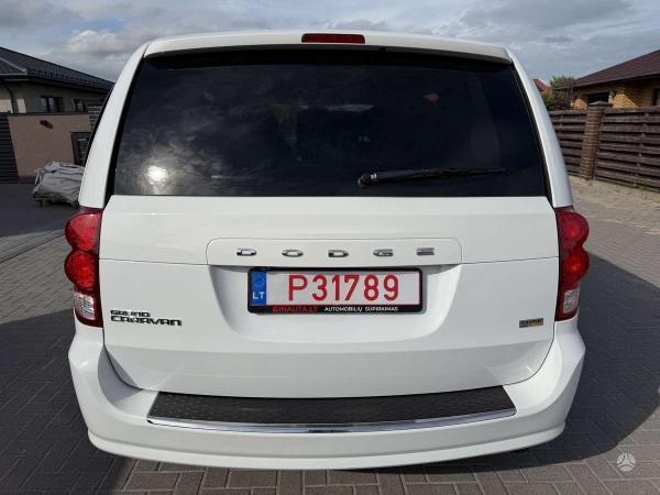 White Dodge Grand Caravan 2018 in Siauliai, with an engine capacity of 3.60 L and mileage of 173 thousand km for 7350 €, photo 6 on AUTOMOTO.COM.LV