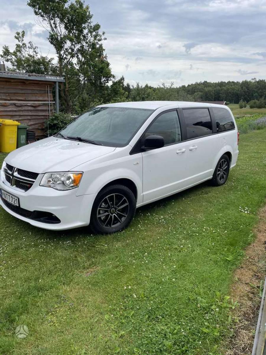 White Dodge Grand Caravan 2018 in Siauliai, with an engine capacity of 3.60 L and mileage of 173 thousand km for 8550 €, photo 3 on AUTOMOTO.COM.LV