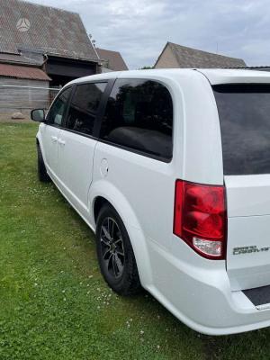 White Dodge Grand Caravan 2018 in Siauliai, with an engine capacity of 3.60 L and mileage of 173 thousand km for 8550 €, photo 4 on AUTOMOTO.COM.LV