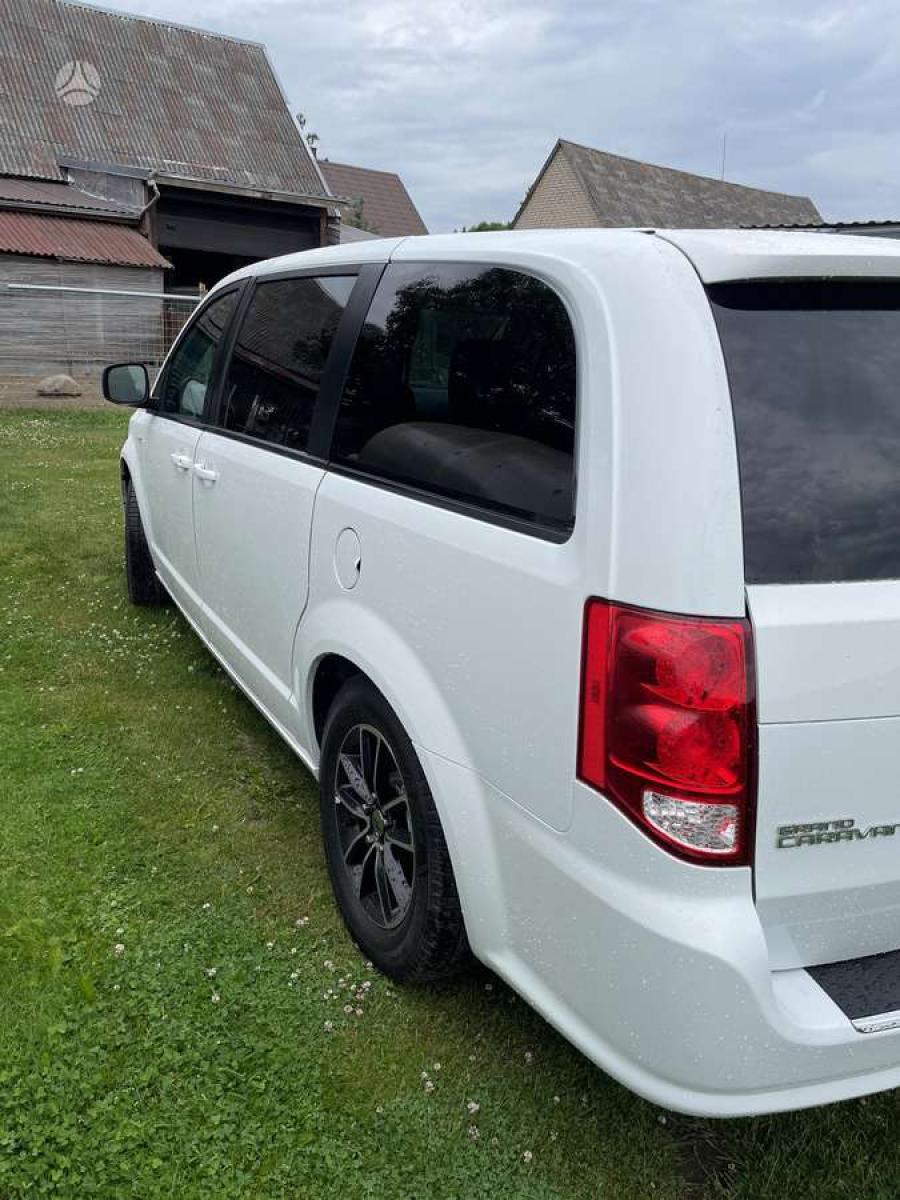 White Dodge Grand Caravan 2018 in Siauliai, with an engine capacity of 3.60 L and mileage of 173 thousand km for 8550 €, photo 4 on AUTOMOTO.COM.LV