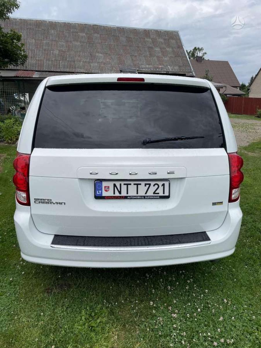 White Dodge Grand Caravan 2018 in Siauliai, with an engine capacity of 3.60 L and mileage of 173 thousand km for 8550 €, photo 5 on AUTOMOTO.COM.LV