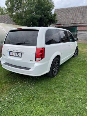 White Dodge Grand Caravan 2018 in Siauliai, with an engine capacity of 3.60 L and mileage of 173 thousand km for 8550 €, photo 6 on AUTOMOTO.COM.LV