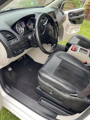White Dodge Grand Caravan 2018 in Siauliai, with an engine capacity of 3.60 L and mileage of 173 thousand km for 8550 €, photo 8 on AUTOMOTO.COM.LV
