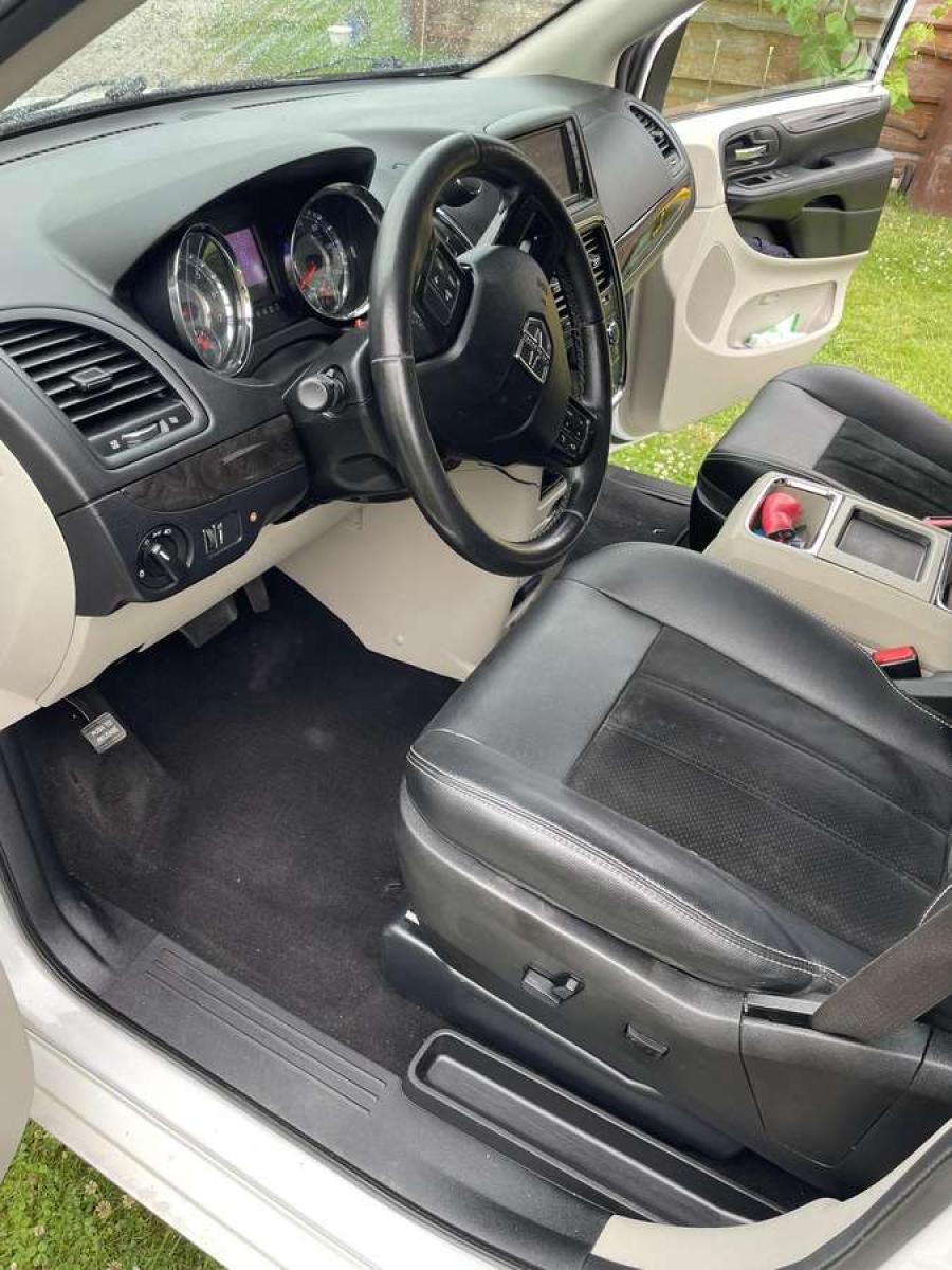 White Dodge Grand Caravan 2018 in Siauliai, with an engine capacity of 3.60 L and mileage of 173 thousand km for 8550 €, photo 8 on AUTOMOTO.COM.LV
