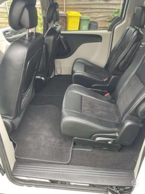 White Dodge Grand Caravan 2018 in Siauliai, with an engine capacity of 3.60 L and mileage of 173 thousand km for 8550 €, photo 9 on AUTOMOTO.COM.LV