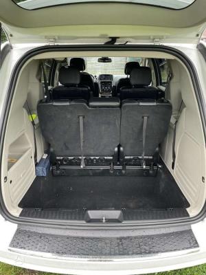 White Dodge Grand Caravan 2018 in Siauliai, with an engine capacity of 3.60 L and mileage of 173 thousand km for 8550 €, photo 10 on AUTOMOTO.COM.LV
