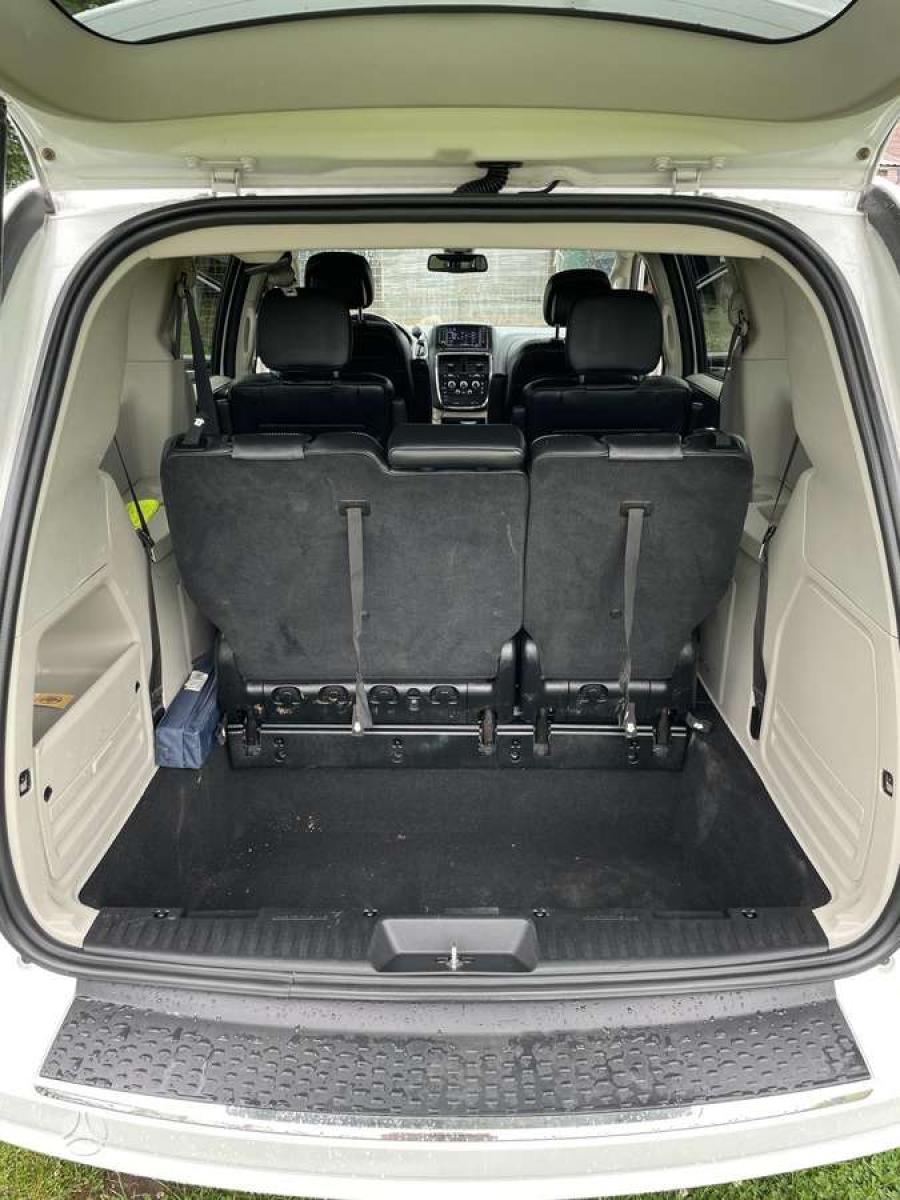 White Dodge Grand Caravan 2018 in Siauliai, with an engine capacity of 3.60 L and mileage of 173 thousand km for 8550 €, photo 10 on AUTOMOTO.COM.LV