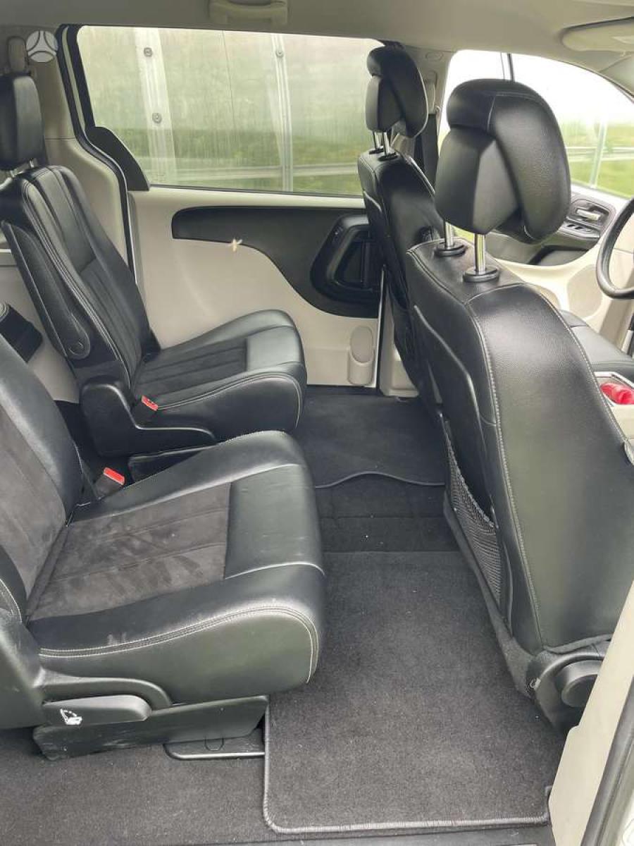 White Dodge Grand Caravan 2018 in Siauliai, with an engine capacity of 3.60 L and mileage of 173 thousand km for 8550 €, photo 11 on AUTOMOTO.COM.LV