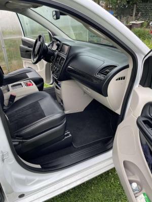 White Dodge Grand Caravan 2018 in Siauliai, with an engine capacity of 3.60 L and mileage of 173 thousand km for 8550 €, photo 12 on AUTOMOTO.COM.LV