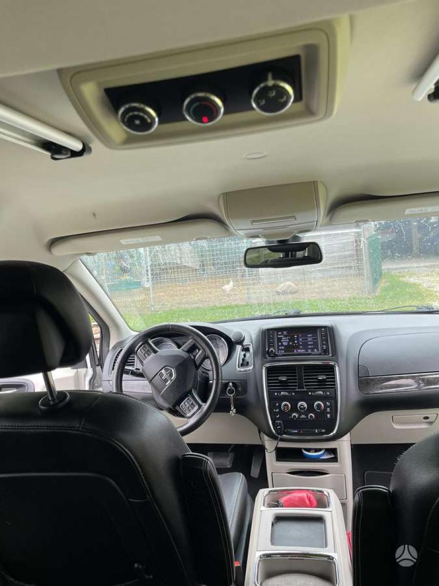 White Dodge Grand Caravan 2018 in Siauliai, with an engine capacity of 3.60 L and mileage of 173 thousand km for 8550 €, photo 13 on AUTOMOTO.COM.LV
