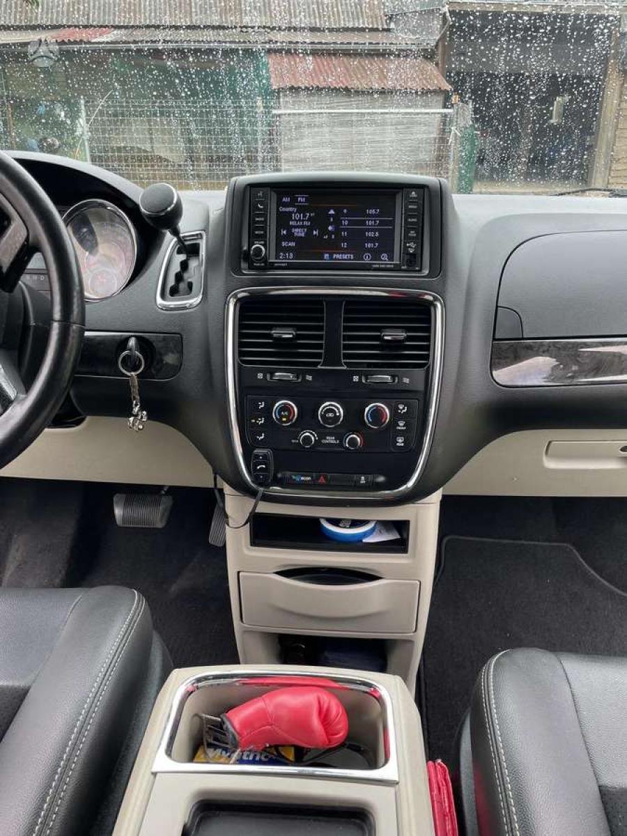 White Dodge Grand Caravan 2018 in Siauliai, with an engine capacity of 3.60 L and mileage of 173 thousand km for 8550 €, photo 14 on AUTOMOTO.COM.LV