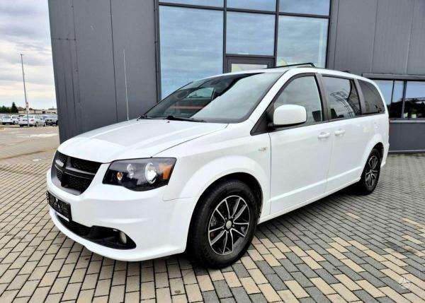 White Dodge Grand Caravan 2018 in Siauliai, with an engine capacity of 3.60 L and mileage of 180 thousand km for 9250 €, photo 4 on AUTOMOTO.COM.LV