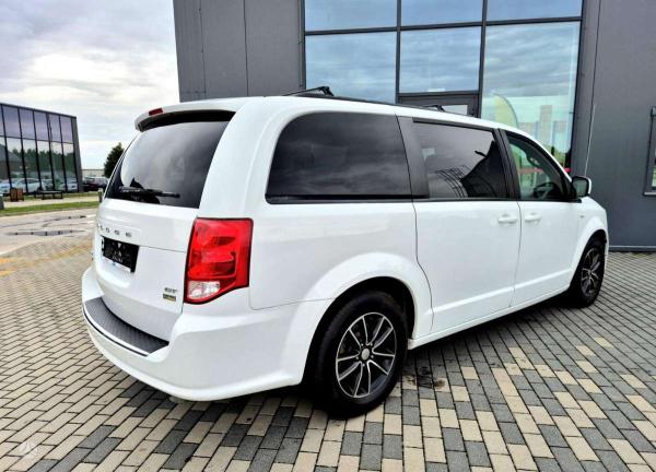 White Dodge Grand Caravan 2018 in Siauliai, with an engine capacity of 3.60 L and mileage of 180 thousand km for 9250 €, photo 8 on AUTOMOTO.COM.LV