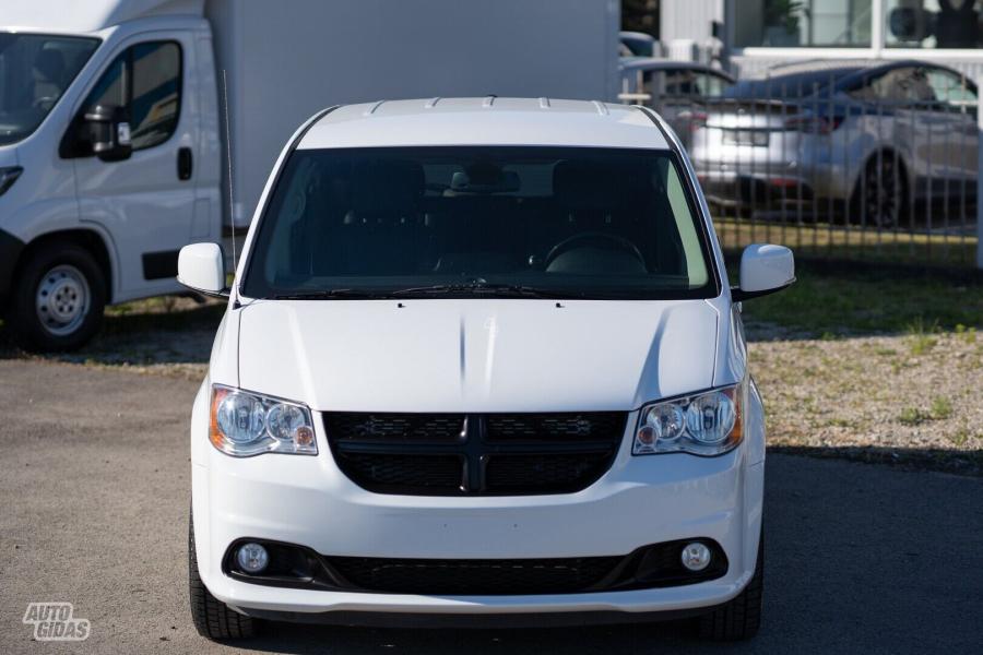 White Dodge Grand Caravan 2019 in Siauliai, with an engine capacity of 3.60 L and mileage of 194 thousand km for 9300 €, photo 2 on AUTOMOTO.COM.LV