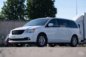 White Dodge Grand Caravan 2019 in Siauliai, with an engine capacity of 3.60 L and mileage of 194 thousand km for 9300 €, photo 3 on AUTOMOTO.COM.LV