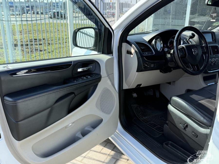 White Dodge Grand Caravan 2020 in Avizieniai, with an engine capacity of 3.60 L and mileage of 148 thousand km for 11000 €, photo 13 on AUTOMOTO.COM.LV