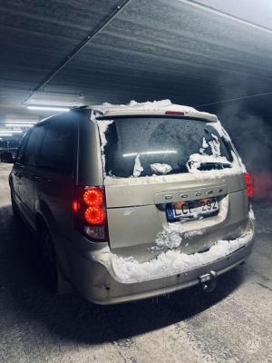 Yellow Dodge Grand Caravan 2015 in Vilnius, with an engine capacity of 3.61 L and mileage of 299 thousand km for 7699 €, photo 5 on AUTOMOTO.COM.LV