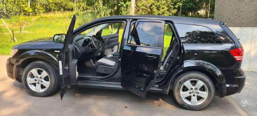 Black Dodge Journey 2008 in Vilnius, with an engine capacity of 3.50 L and mileage of 179 thousand km for 2500 €, photo 19 on AUTOMOTO.COM.LV