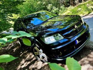 Melns Dodge Journey 2009 Viļņa, ar dzinēja tilpumu 2.40 L un nobraukumu 260 tūkst. km par 1999 €, foto  vietnē AUTOMOTO.COM.LV