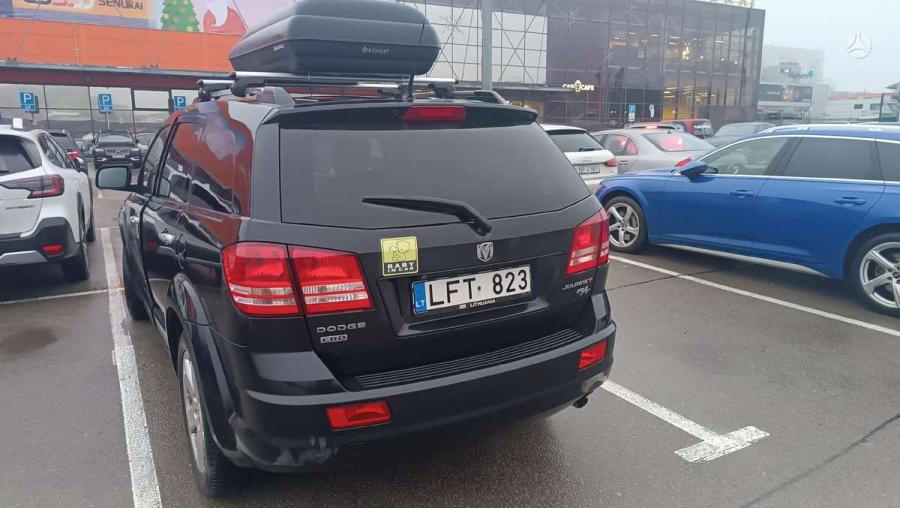 Black Dodge Journey 2010 in Vilnius, with an engine capacity of 1.97 L and mileage of 208 thousand km for 3500 €, photo 10 on AUTOMOTO.COM.LV