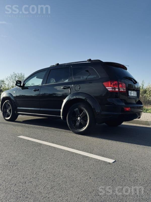 Black Dodge Journey 2011 in Riga, with an engine capacity of 2.00 L and mileage of 198 thousand km for 4500 €, photo 5 on AUTOMOTO.COM.LV