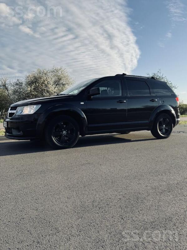 Black Dodge Journey 2011 in Riga, with an engine capacity of 2.00 L and mileage of 198 thousand km for 4500 €, photo 10 on AUTOMOTO.COM.LV