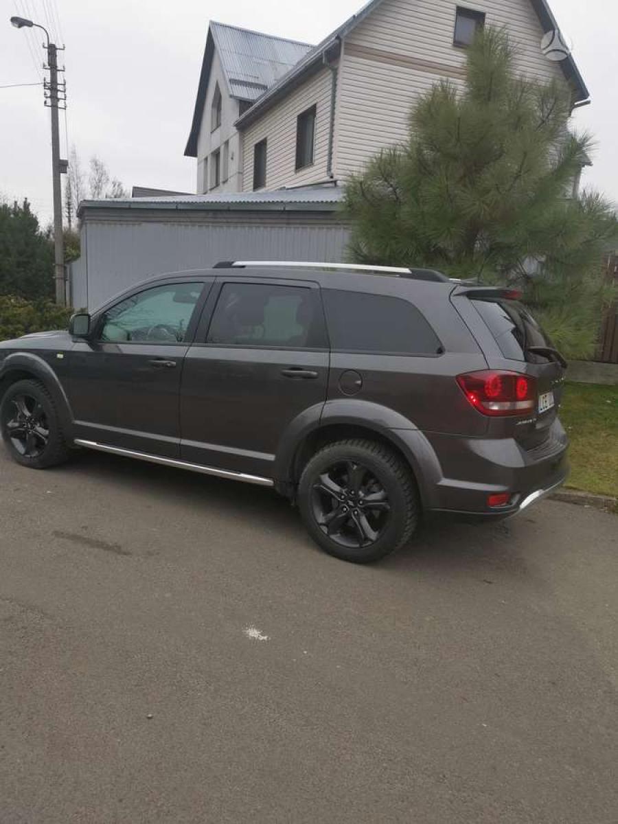 Black Dodge Journey 2018 in Panevezys, with an engine capacity of 2.36 L and mileage of 150 thousand km for 5800 €, photo 4 on AUTOMOTO.COM.LV