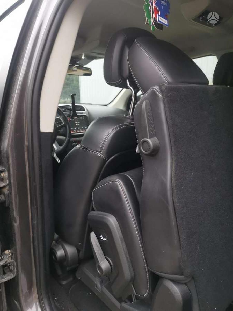 Black Dodge Journey 2018 in Panevezys, with an engine capacity of 2.36 L and mileage of 150 thousand km for 5800 €, photo 10 on AUTOMOTO.COM.LV