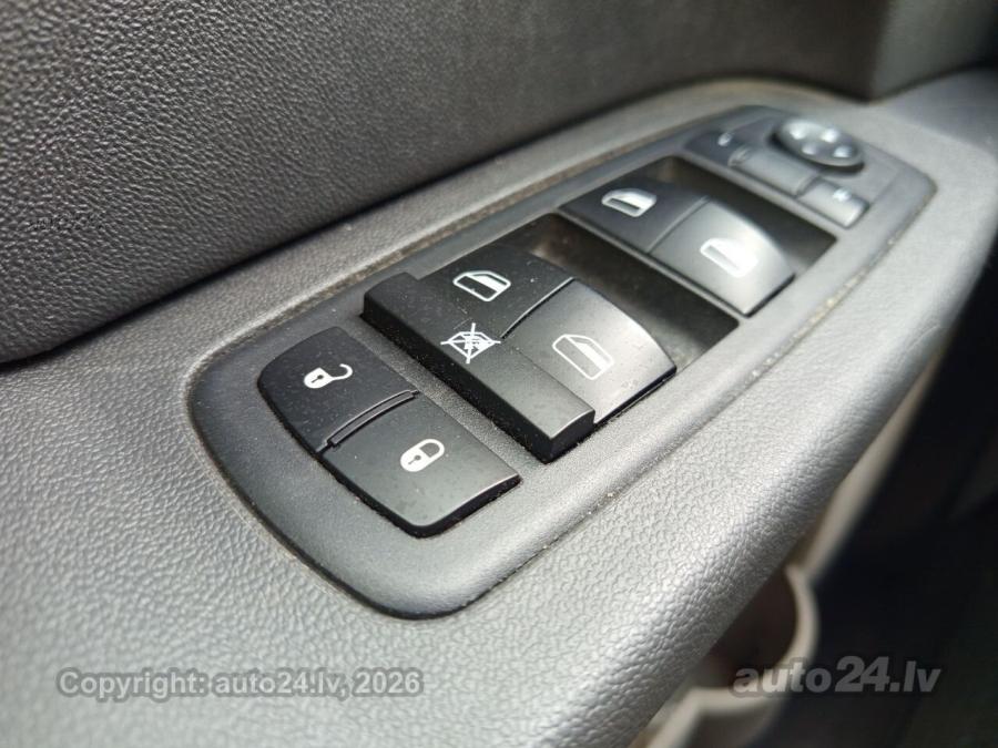 Black Dodge Journey 2008 in Tallinn, with an engine capacity of 2.00 L and mileage of 208 thousand km for 3499 €, photo 17 on AUTOMOTO.COM.LV