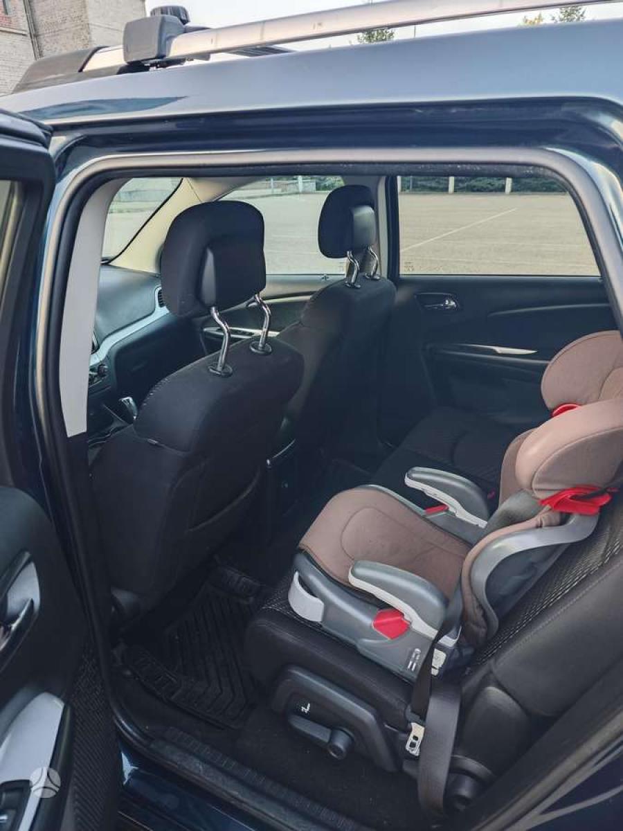 Blue Dodge Journey 2014 in Alytus, with an engine capacity of 2.40 L and mileage of 372 thousand km for 2500 €, photo 8 on AUTOMOTO.COM.LV