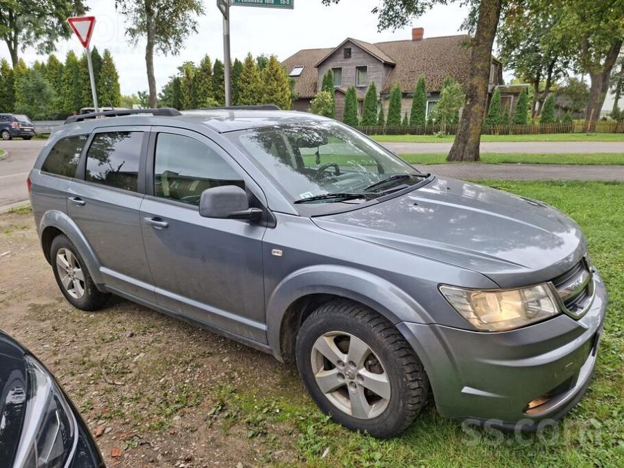 Grey Dodge Journey 2008 in Limbazi, with an engine capacity of 2.00 L and mileage of 186 thousand km for 1500 €, photo 4 on AUTOMOTO.COM.LV