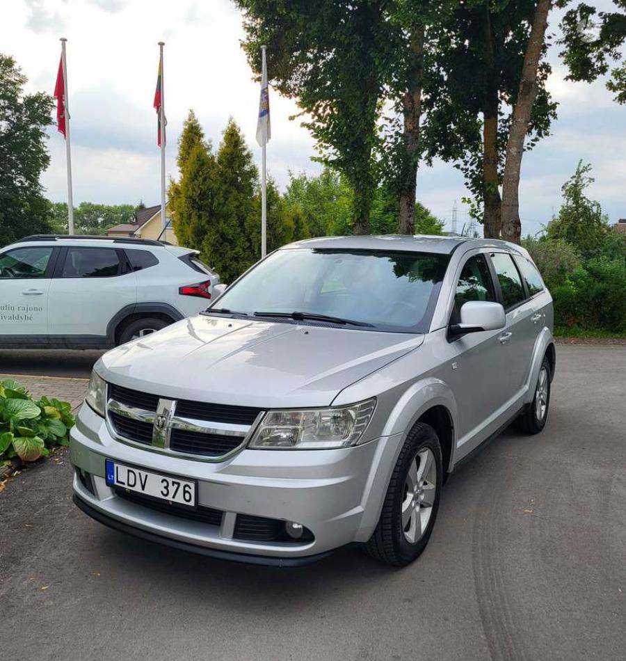 Grey Dodge Journey 2009 in Siauliai, with an engine capacity of 2.00 L and mileage of 325 thousand km for 2490 €, photo 1 on AUTOMOTO.COM.LV
