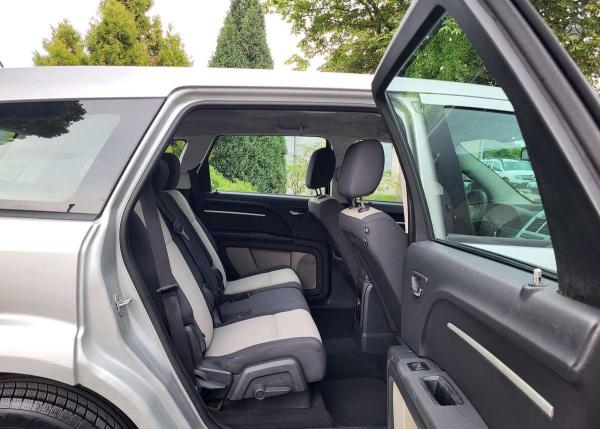 Grey Dodge Journey 2009 in Siauliai, with an engine capacity of 2.00 L and mileage of 325 thousand km for 2490 €, photo 8 on AUTOMOTO.COM.LV