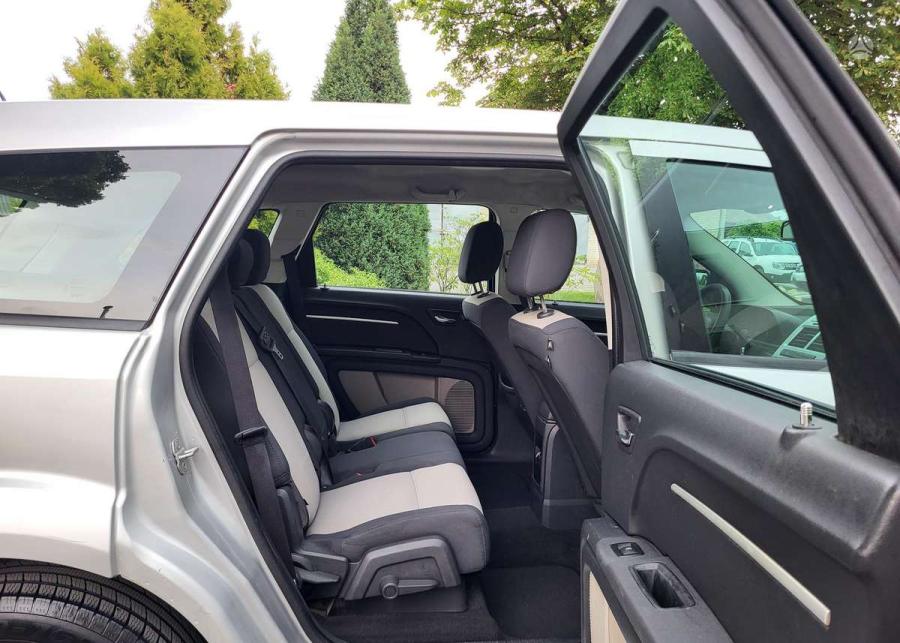 Grey Dodge Journey 2009 in Siauliai, with an engine capacity of 2.00 L and mileage of 325 thousand km for 2490 €, photo 9 on AUTOMOTO.COM.LV