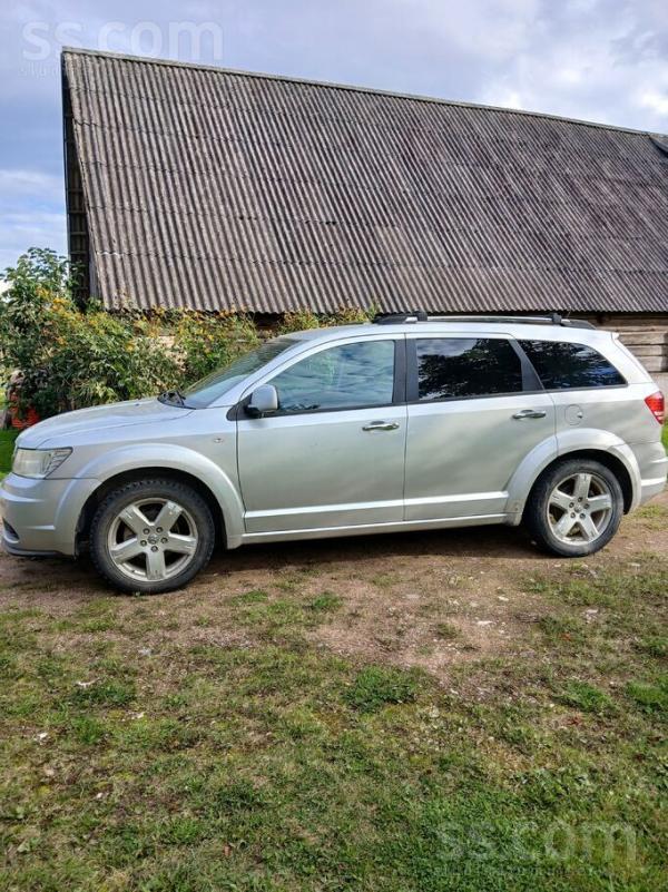 Grey Dodge Journey 2010 in Balvi, with an engine capacity of 2.00 L and mileage of 326 thousand km for 1350 €, photo 3 on AUTOMOTO.COM.LV