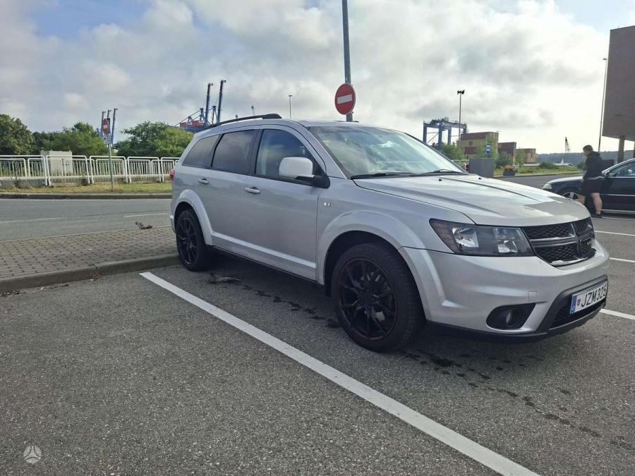 Grey Dodge Journey 2011 in Klaipeda, with an engine capacity of 2.36 L and mileage of 395 thousand km for 3800 €, photo 4 on AUTOMOTO.COM.LV